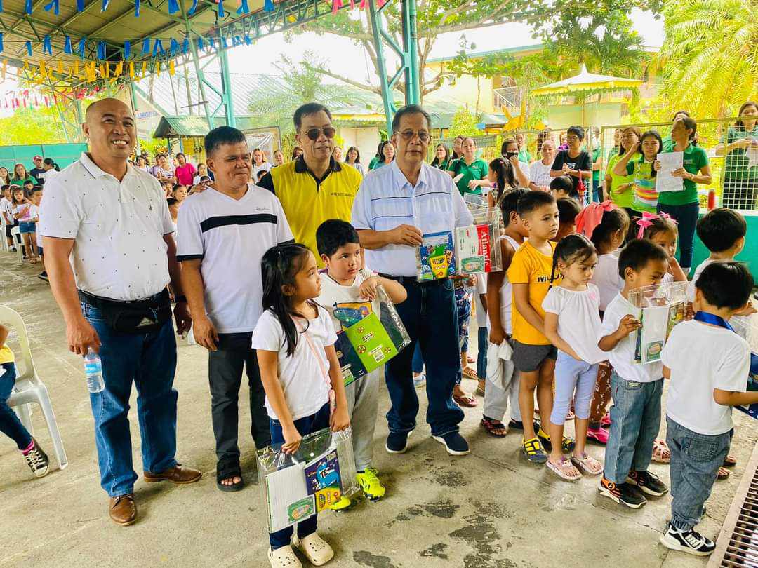 Nasa limang daang mag-aaral nakatanggap ng libreng school supplies mula ...
